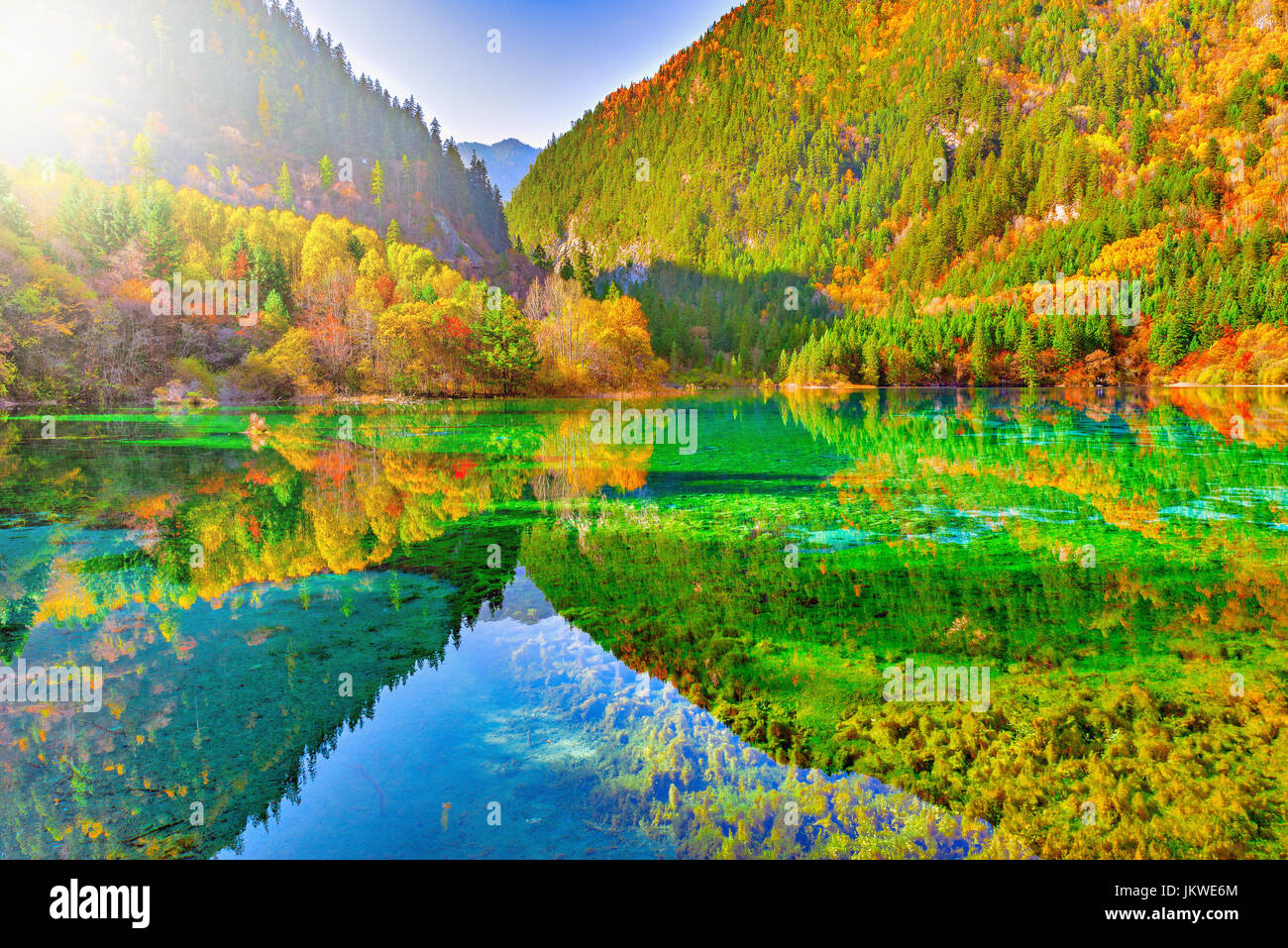Five Flower Lake at autumn sunrise time. Jiuzhaigou nature reserve ...