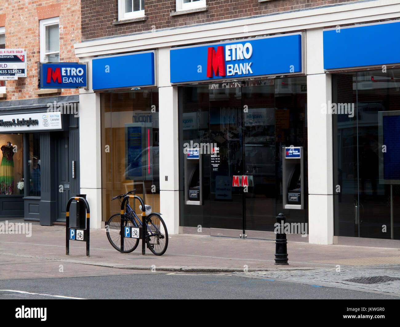 Metro bank branch exterior hi-res stock photography and images - Alamy