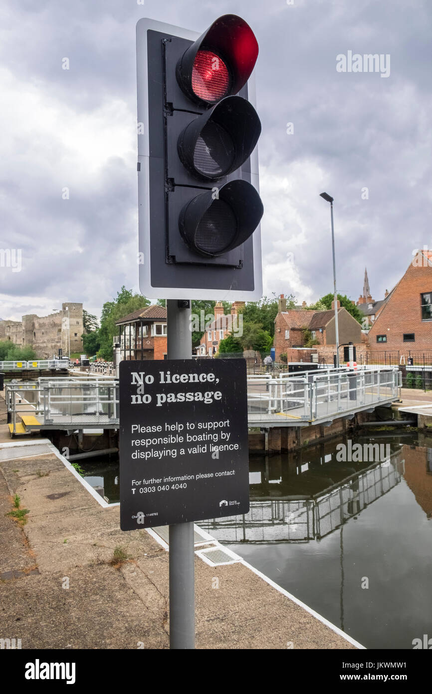 Boat lock traffic lights hi-res stock photography and images - Alamy