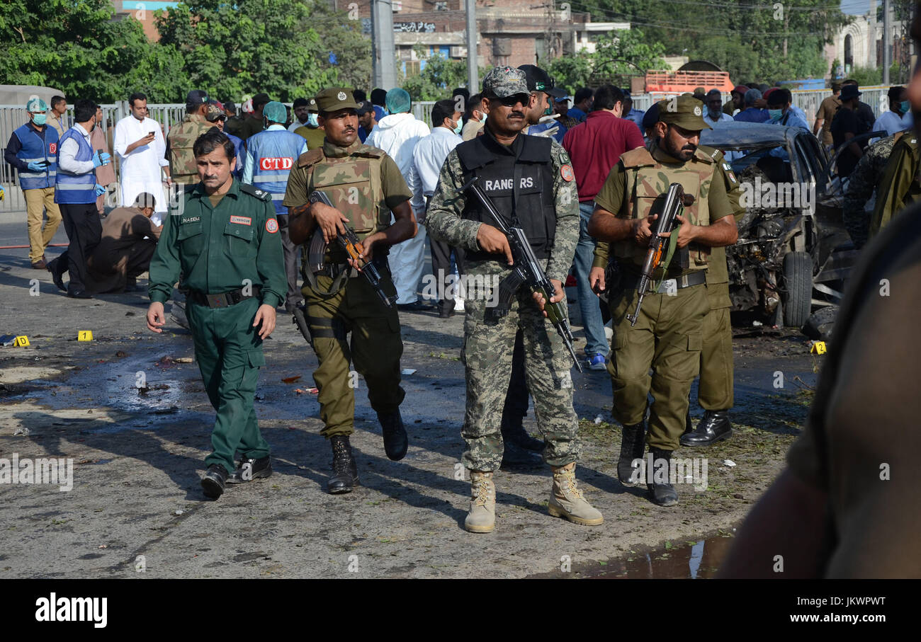 Lahore, Pakistan. 25th July, 2017. Pakistani security officials collect ...