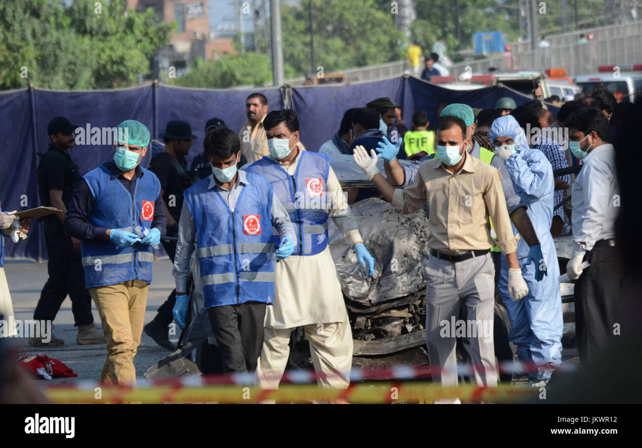 Lahore, Pakistan. 25th July, 2017. Pakistani security officials collect ...