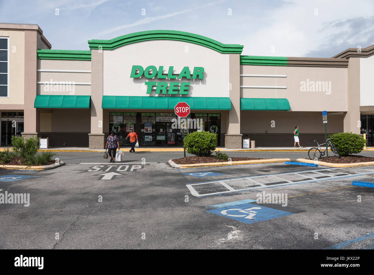 Dollar Tree Storefront High Resolution Stock Photography and Images - Alamy