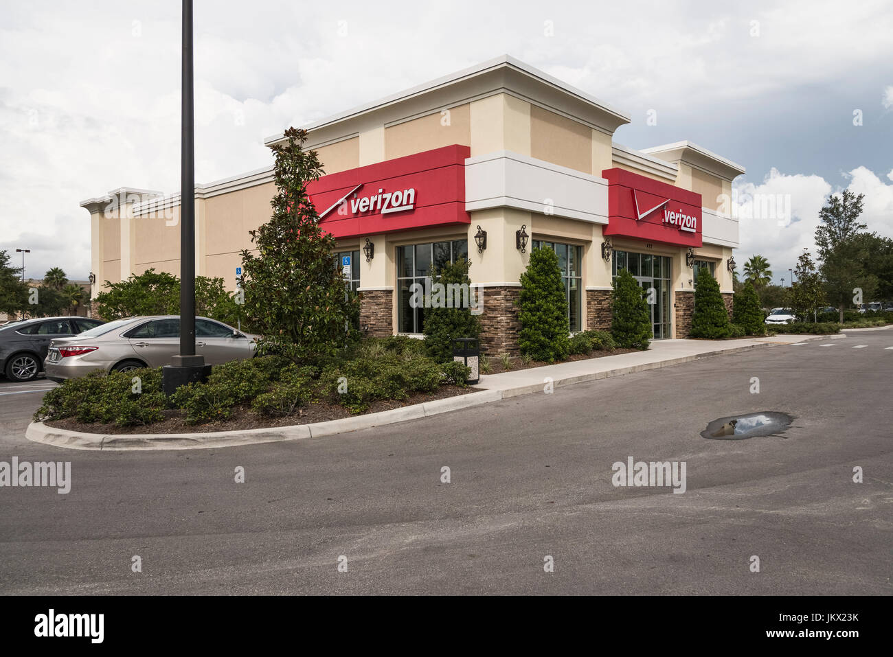 Verizon Wireless Cell Phone Network Storefront Stock Photo - Alamy
