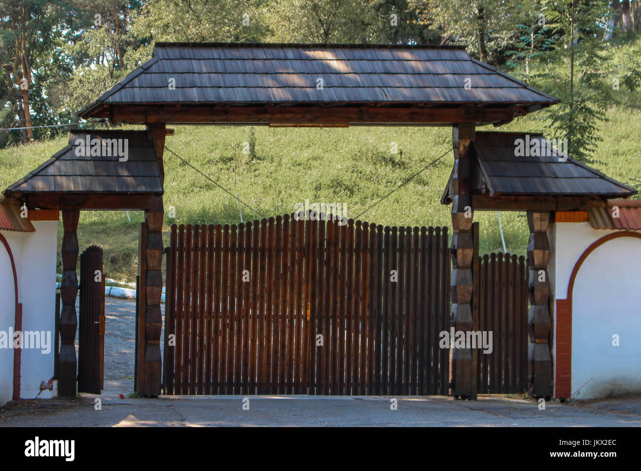 Traditional wooden gate hi-res stock photography and images - Alamy