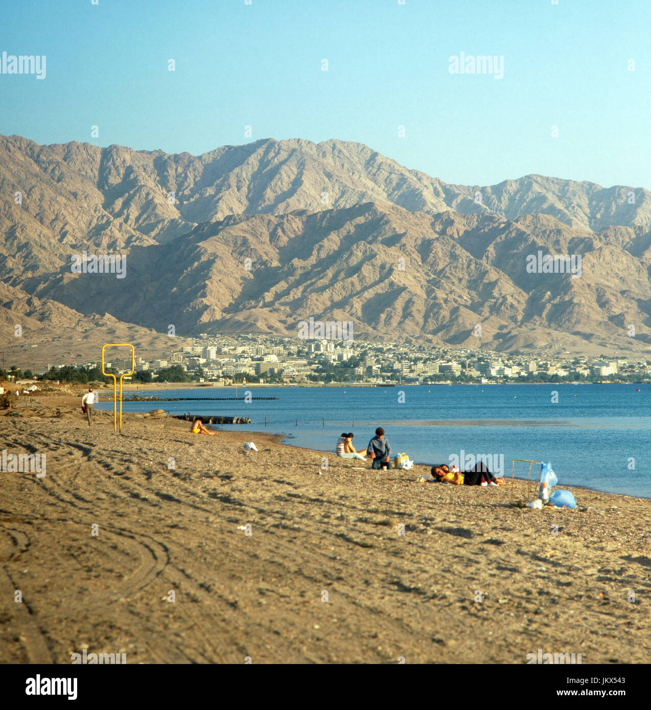 Relaxen am Strand von Eilat, Israel 1980er Jahre. Relaxing at the beach ...