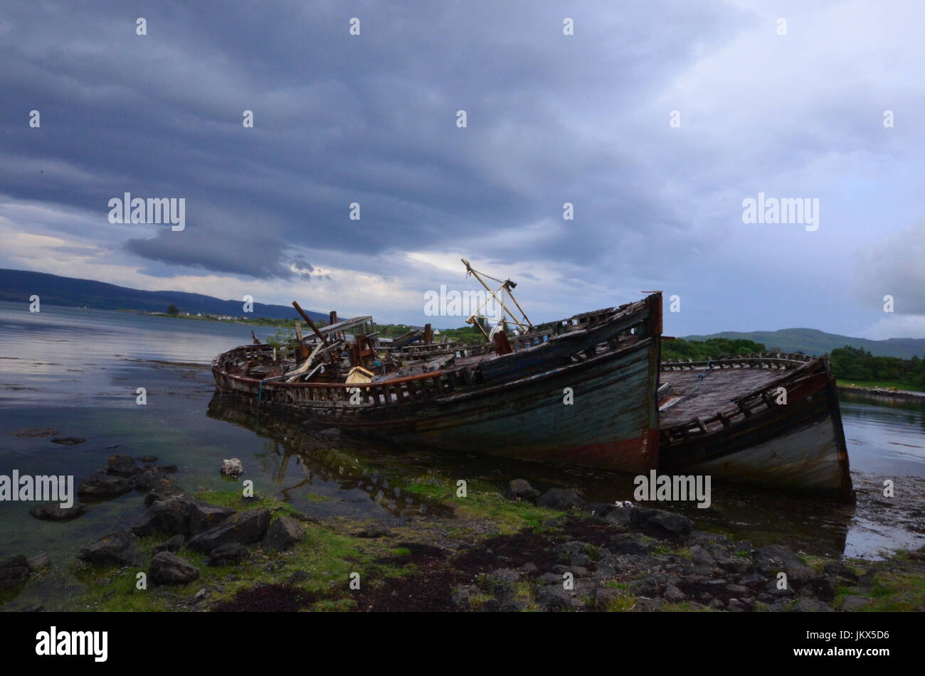 Derelict boats hi-res stock photography and images - Alamy