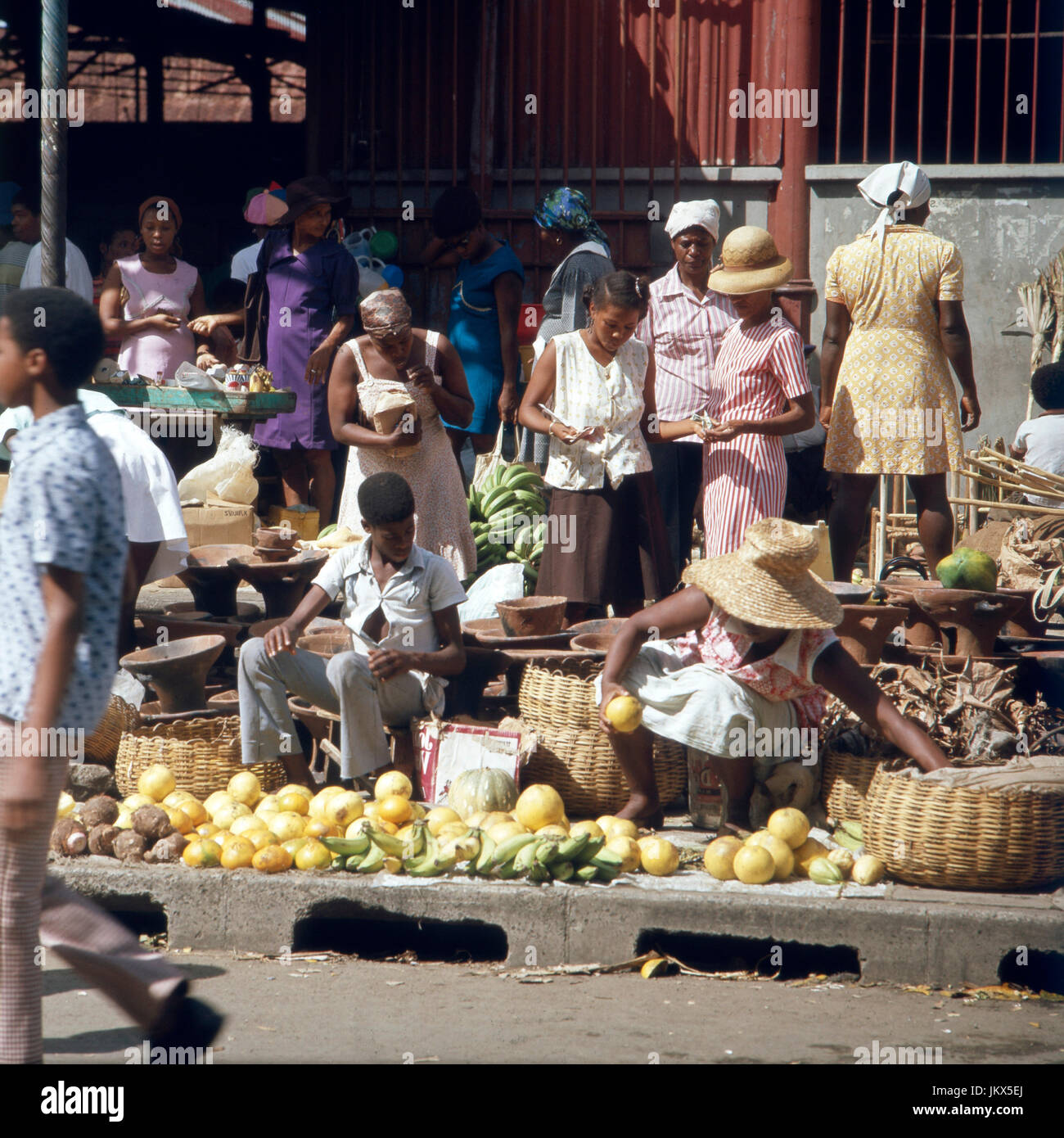 Wochenmarkt in der Hauptstadt Castries, St. Lucia 1980er Jahre. Weekly ...