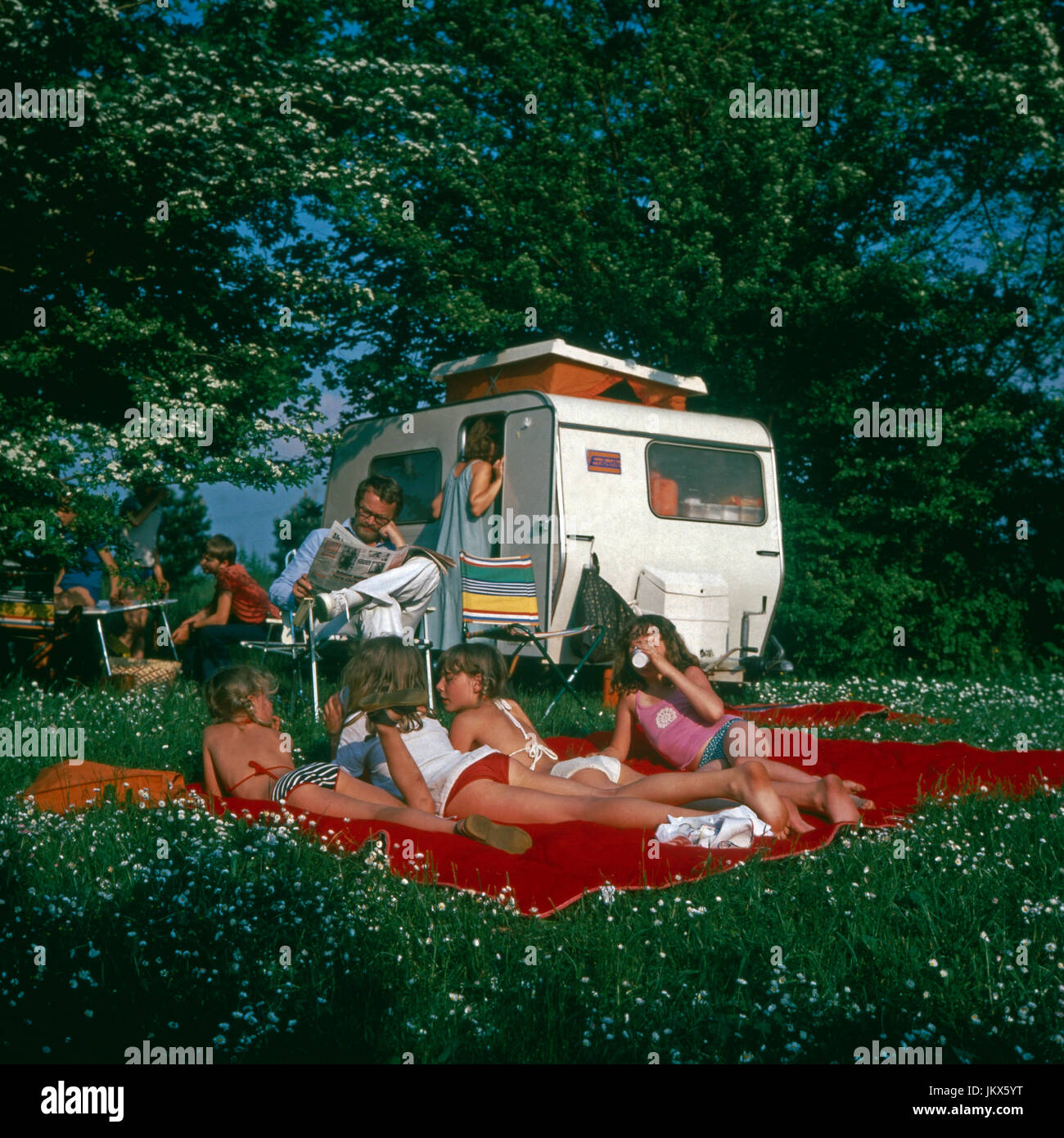 Campingurlaub mit der Familie auf der Wiese, Deutschland 1980er Jahre ...