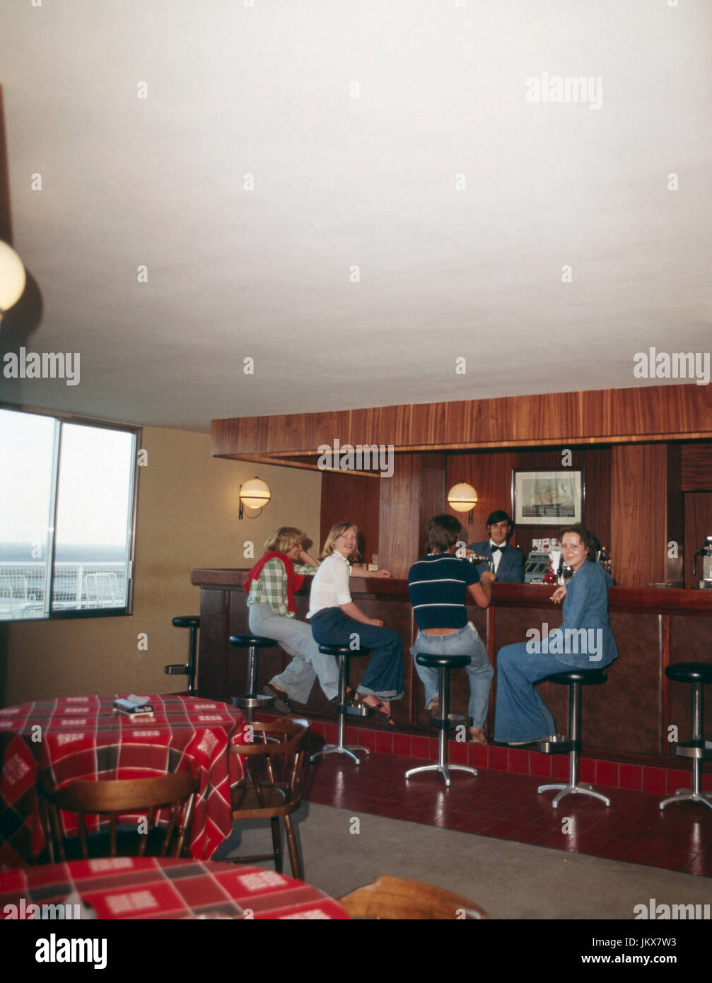 Bar, drinking 1980s hi-res stock photography and images - Alamy