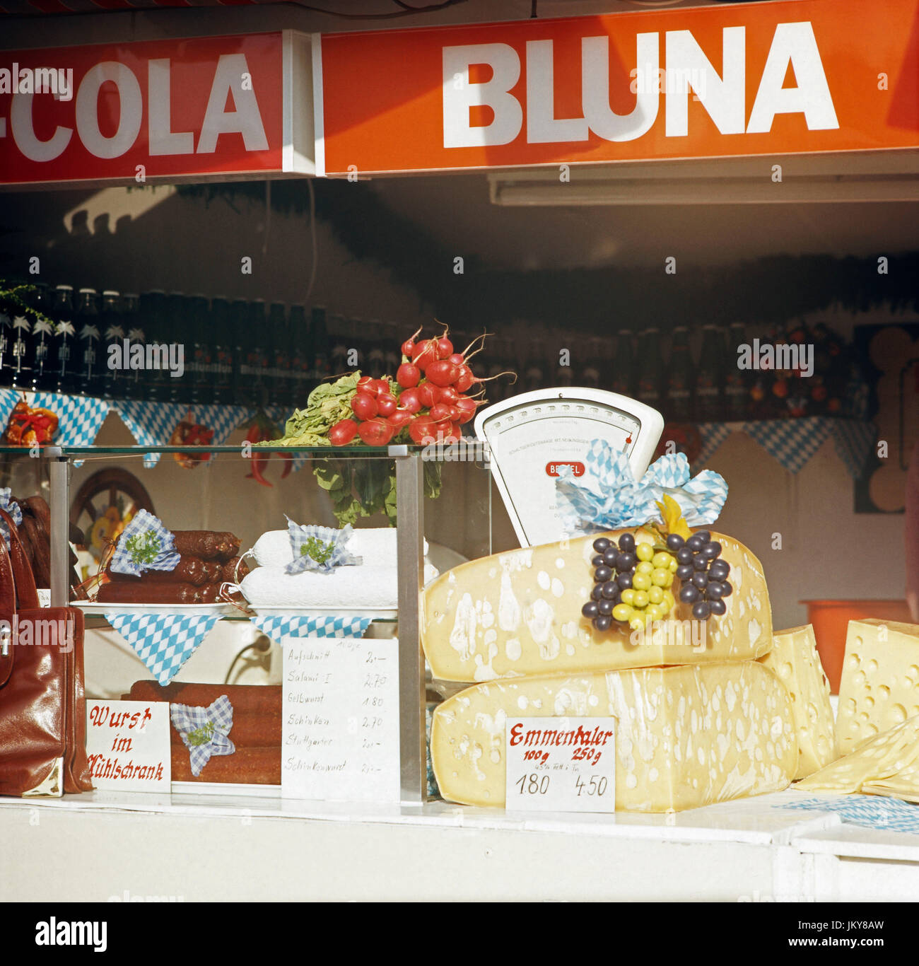 Afri Cola, Bluna, Emmentaler Käse und Wurst an einer Freßbude auf dem ...