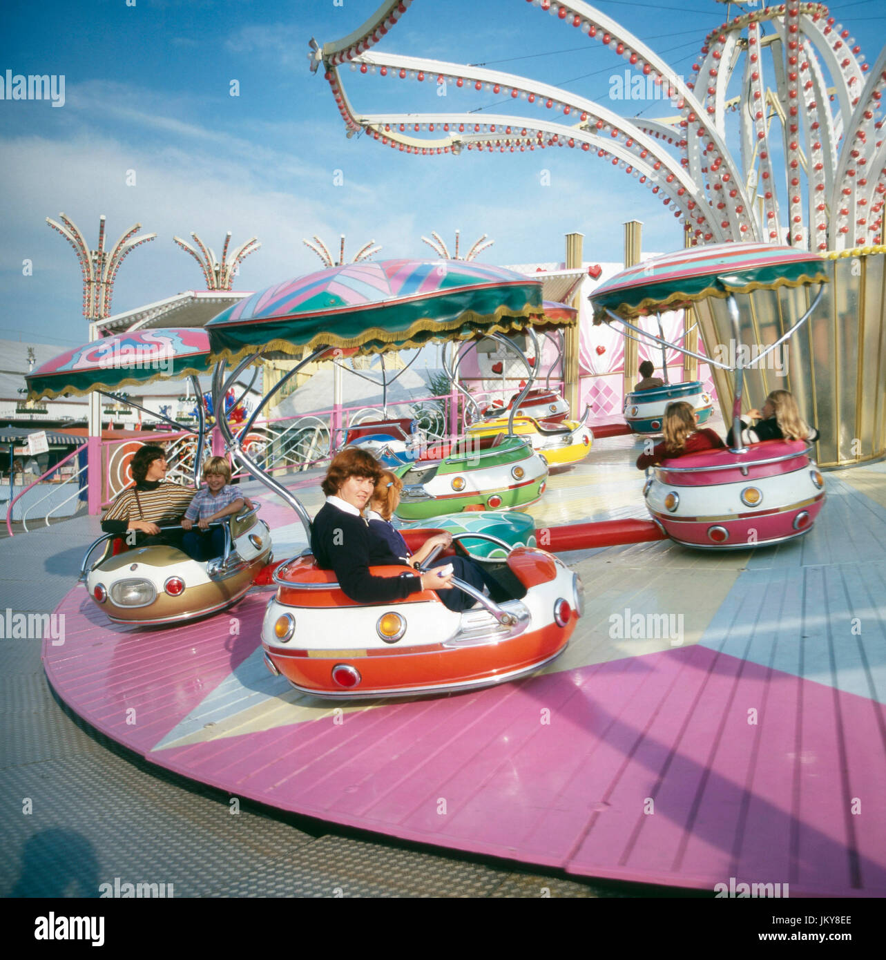 Besucher auf dem Oktoberfest in München auf dem Breakdance Karussell ...