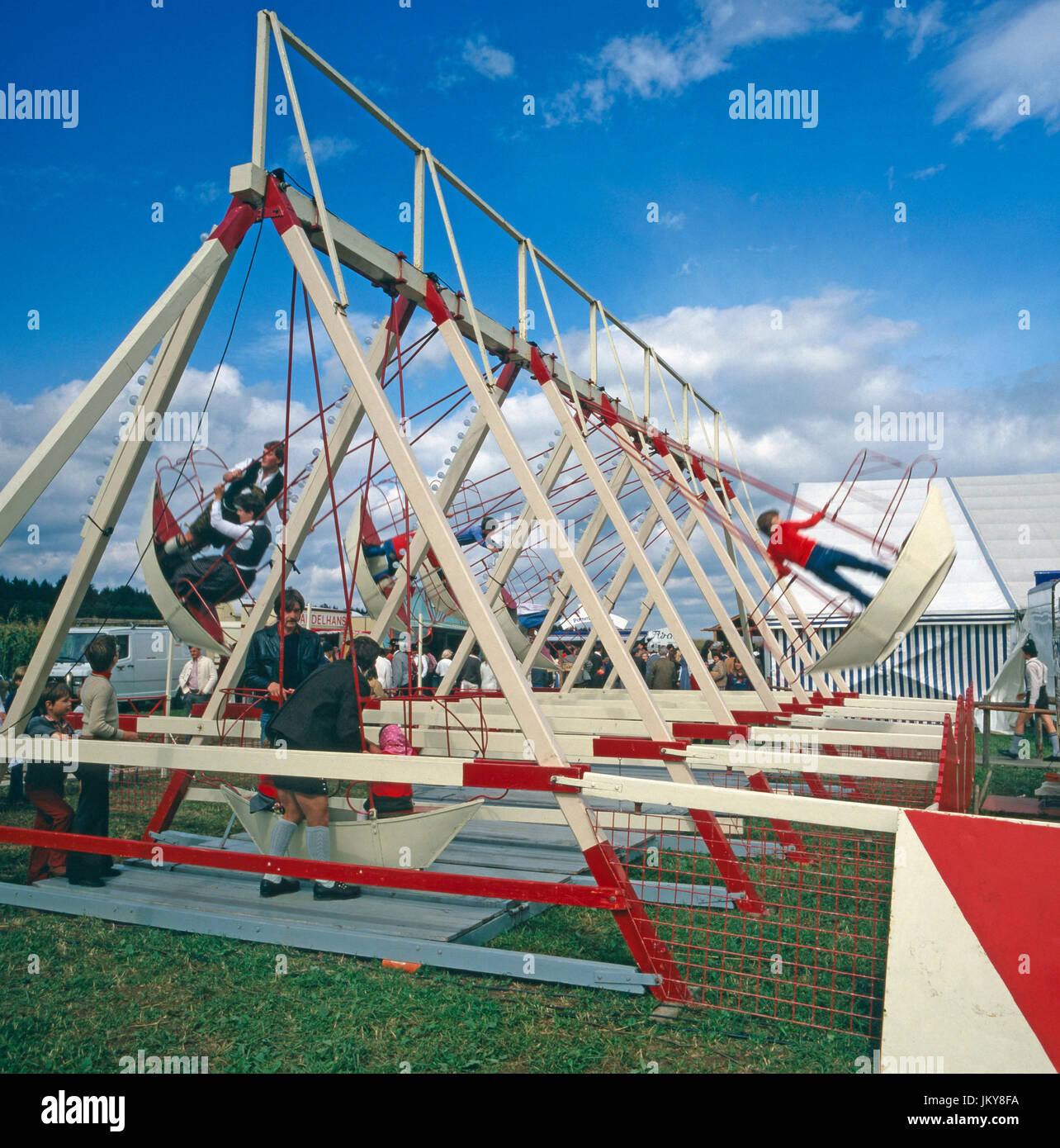 Besucher auf dem Oktoberfest in München auf der Schiffschaukel ...