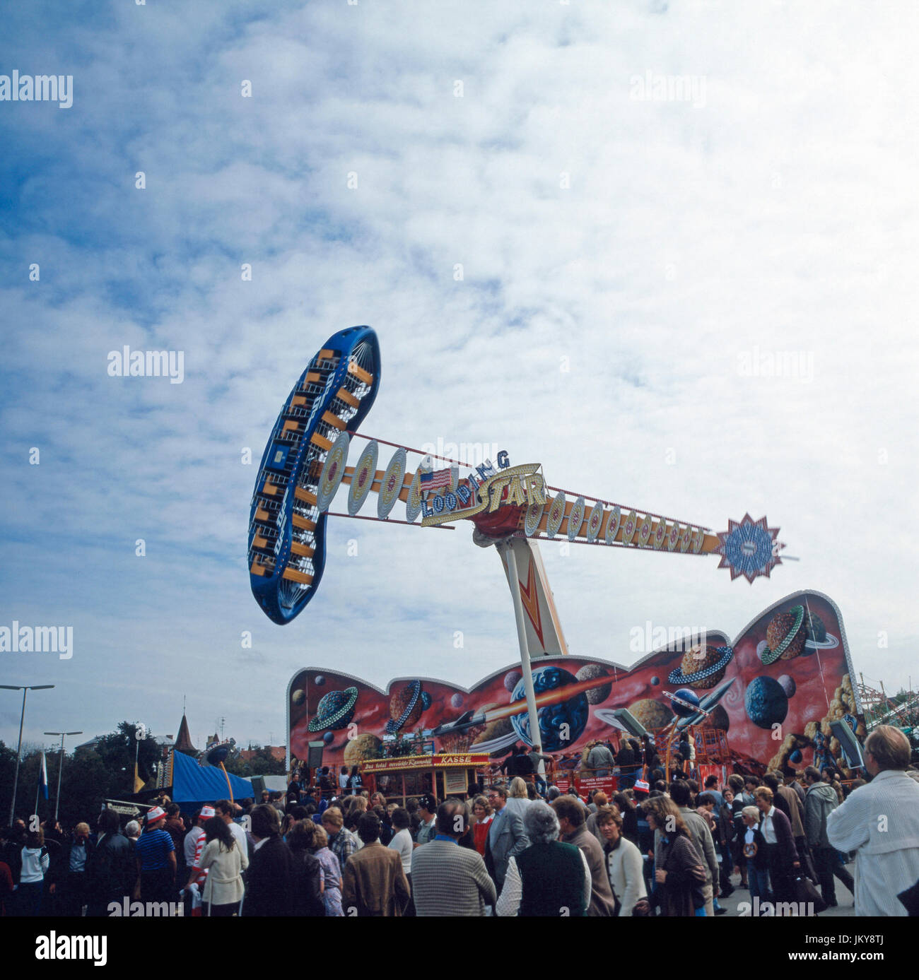Das Looping Star Ranger Fahrgeschäft auf dem Oktoberfest in München ...