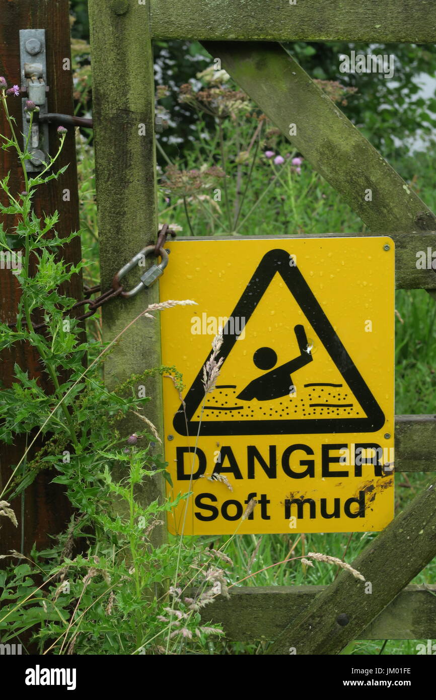 Safety triangle hi-res stock photography and images - Alamy