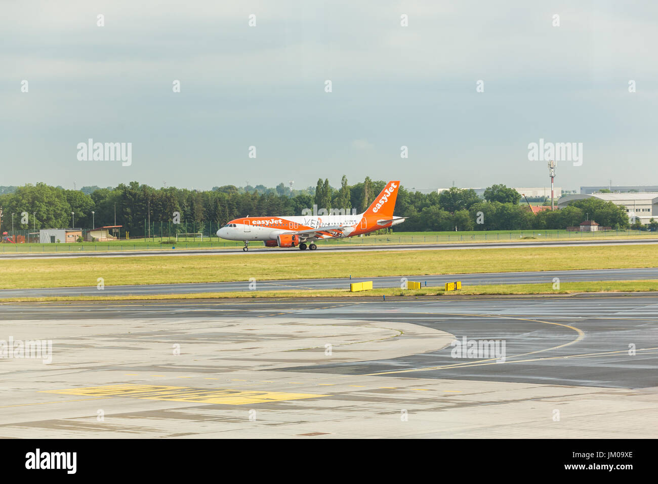 Airbus A320 EasyJet, landing in Prague airport Stock Photo - Alamy