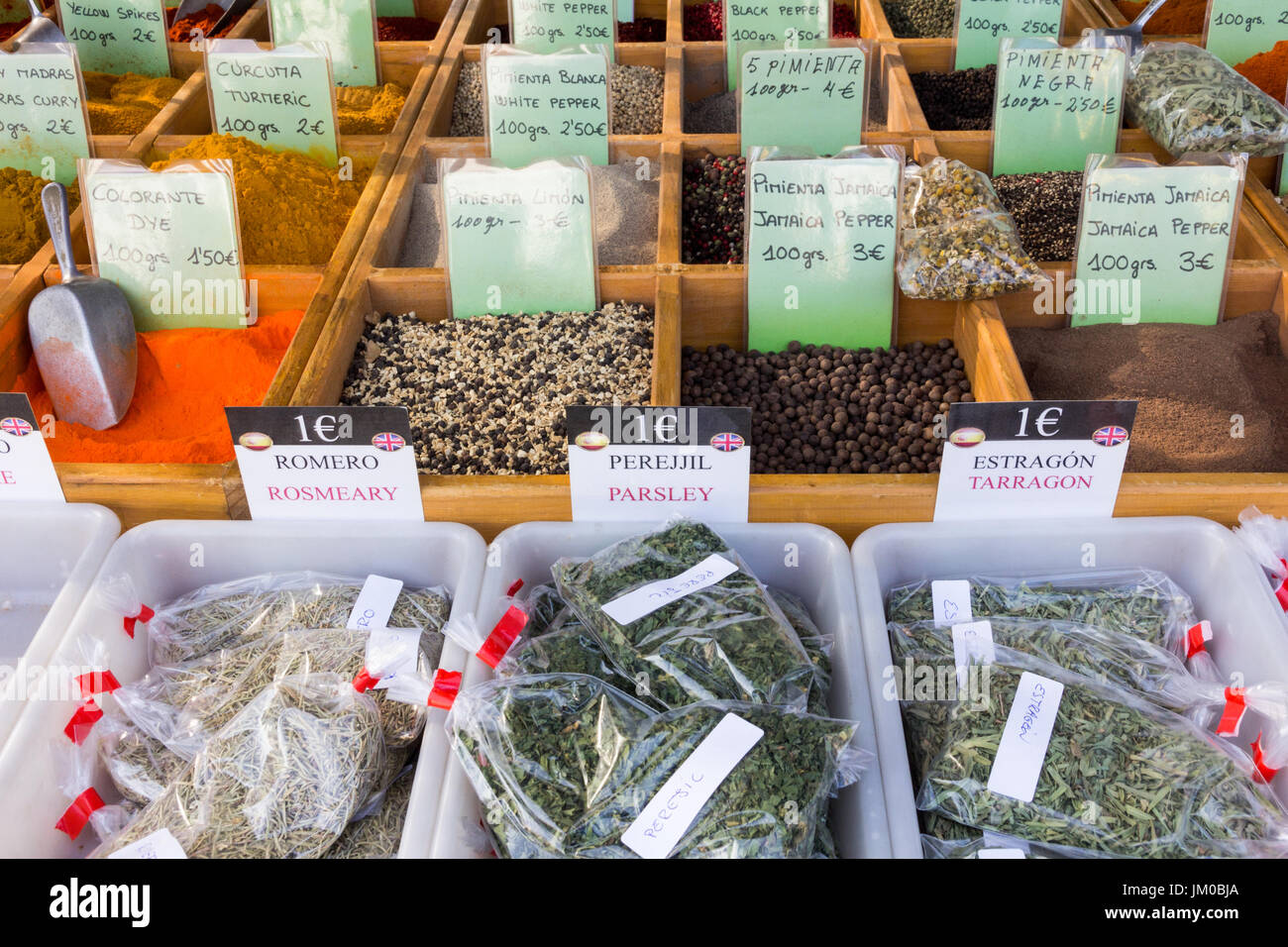 Herbs stall hi-res stock photography and images - Alamy