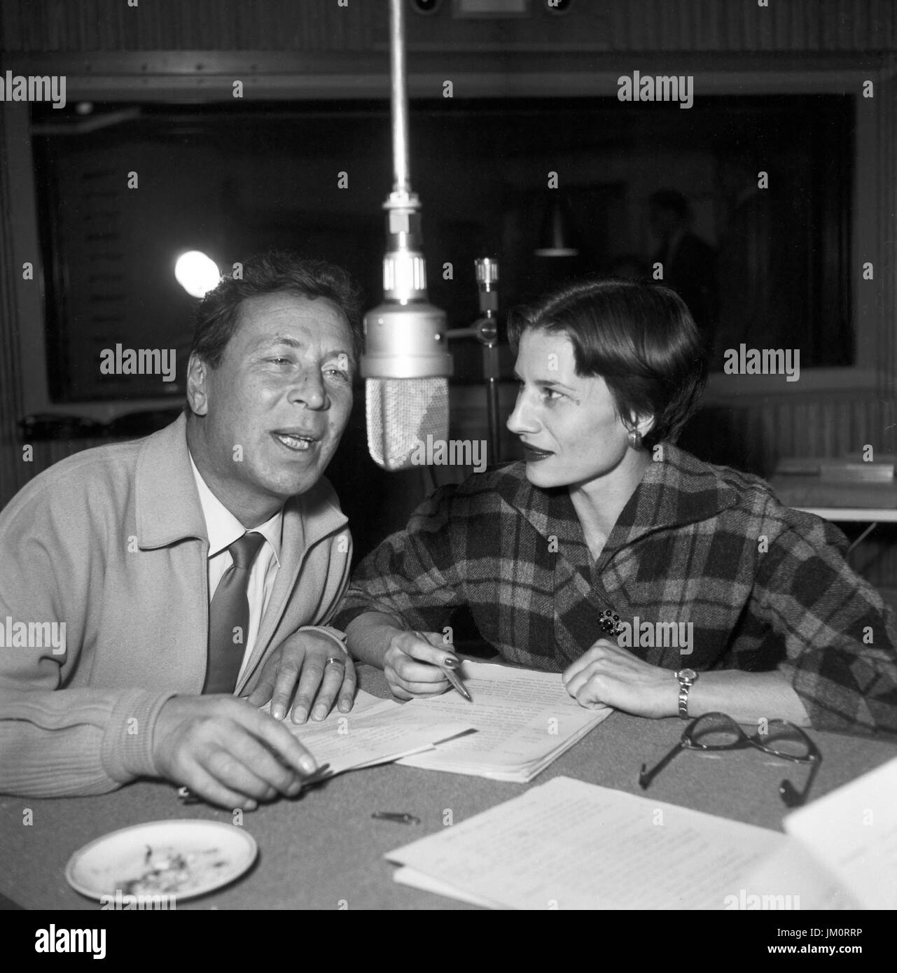 Deutscher Schauspieler Hans Christian Blech mit Gustl Halenke bei einer ...