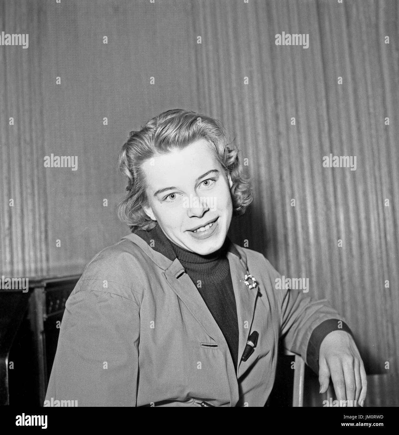 Chic woman 1950s hi-res stock photography and images - Alamy