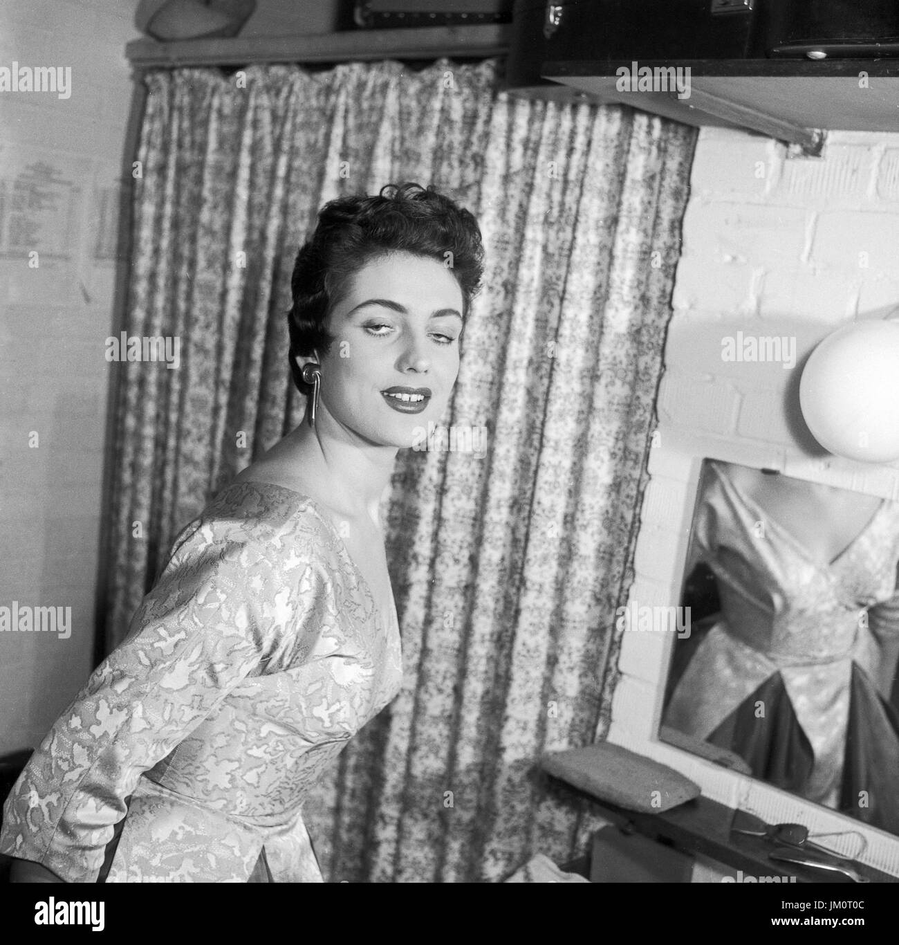 Chic woman 1950s hi-res stock photography and images - Alamy