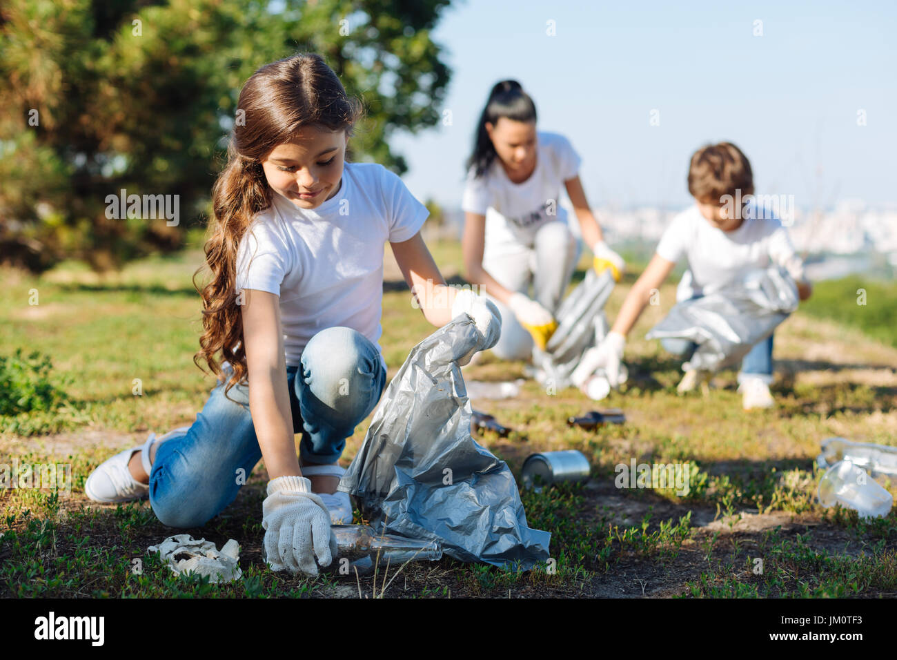 Volunteer kids help cleaning hi-res stock photography and images - Alamy