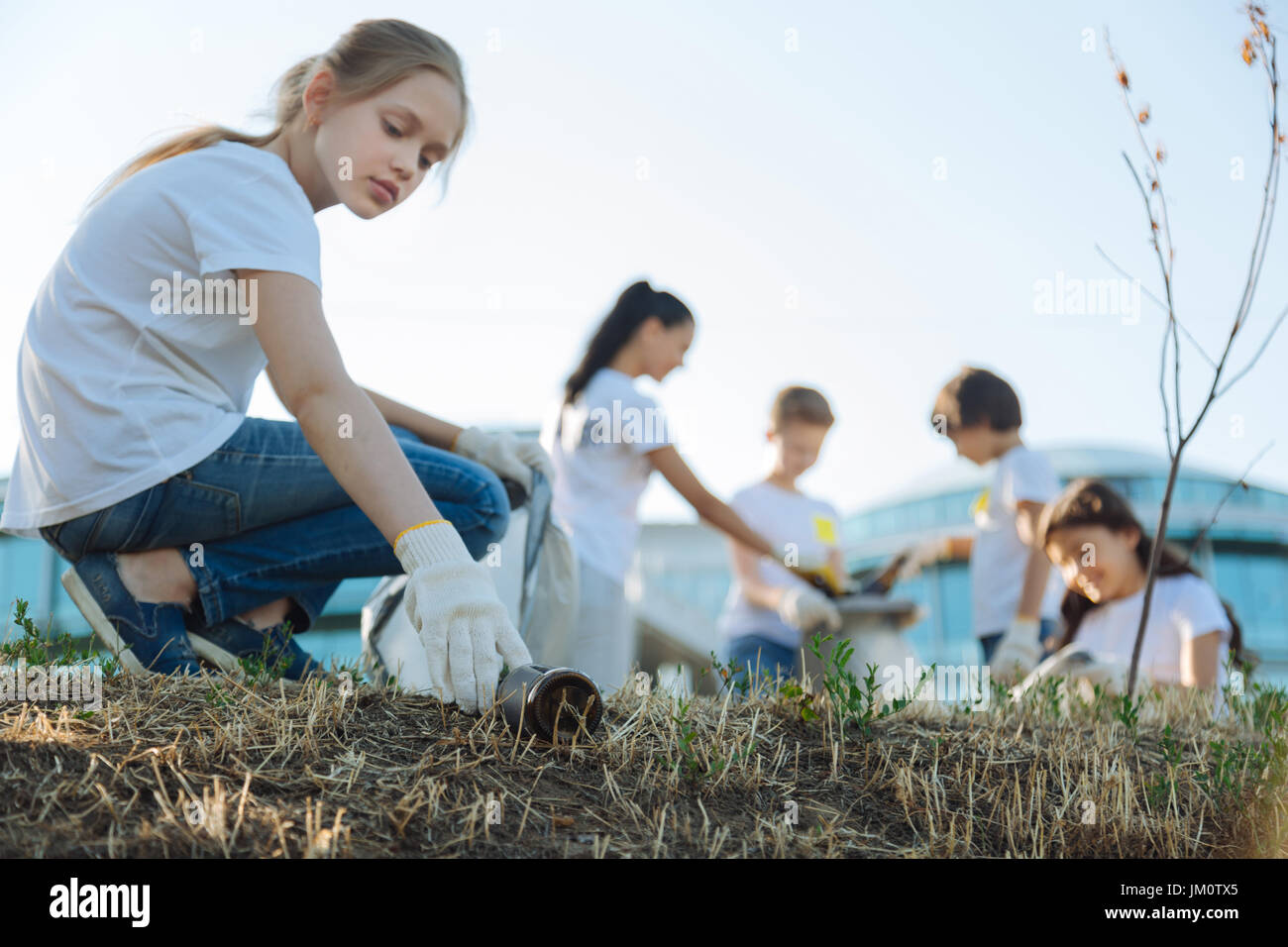 Kids cleaning park hi-res stock photography and images - Alamy