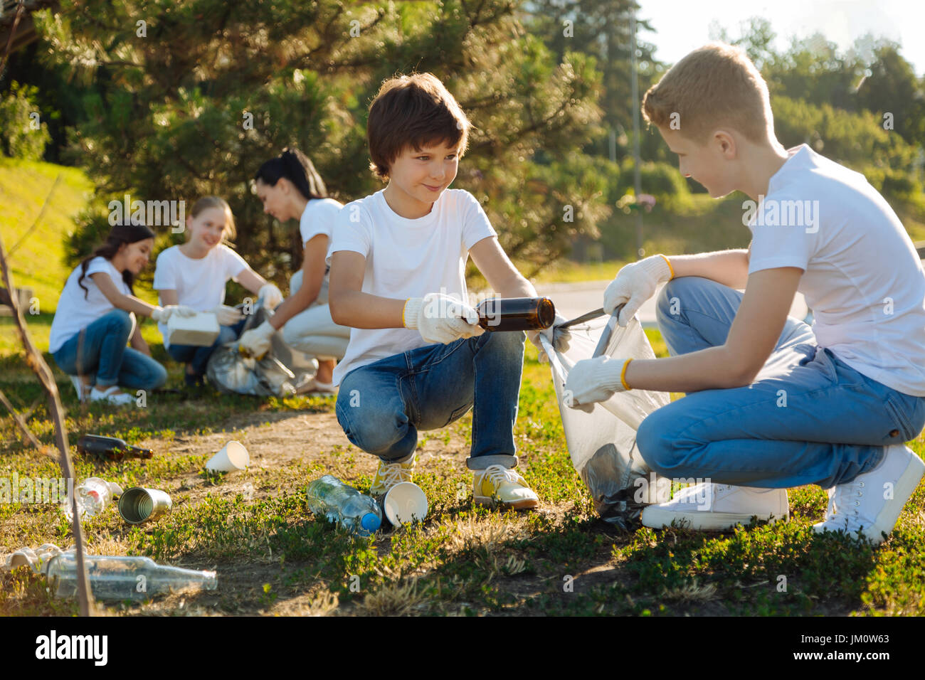Friends help cleaning hi-res stock photography and images - Alamy