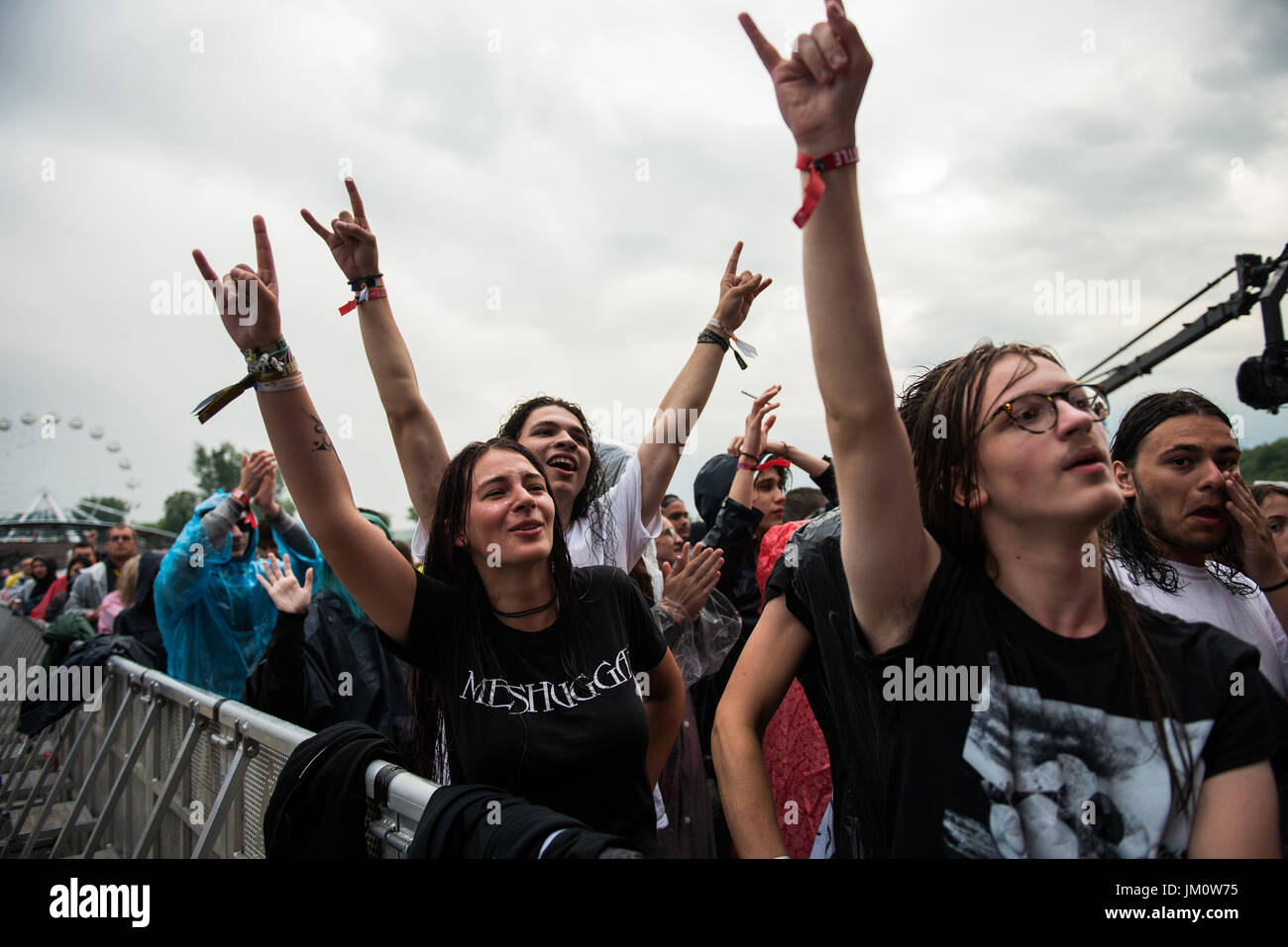 Cheering crowd during rock concert hi-res stock photography and images ...