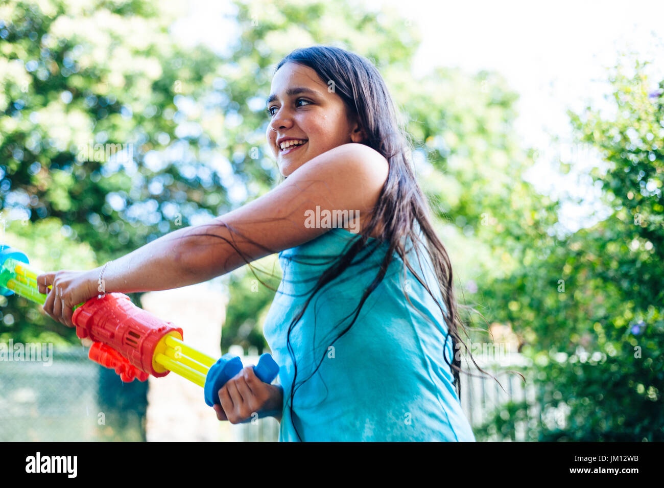 Kids play with water guns Stock Photo - Alamy