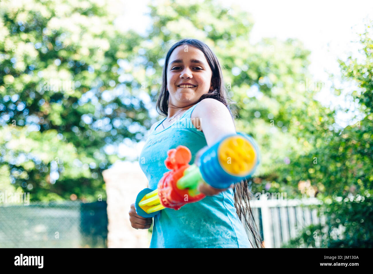Kids play with water guns Stock Photo - Alamy