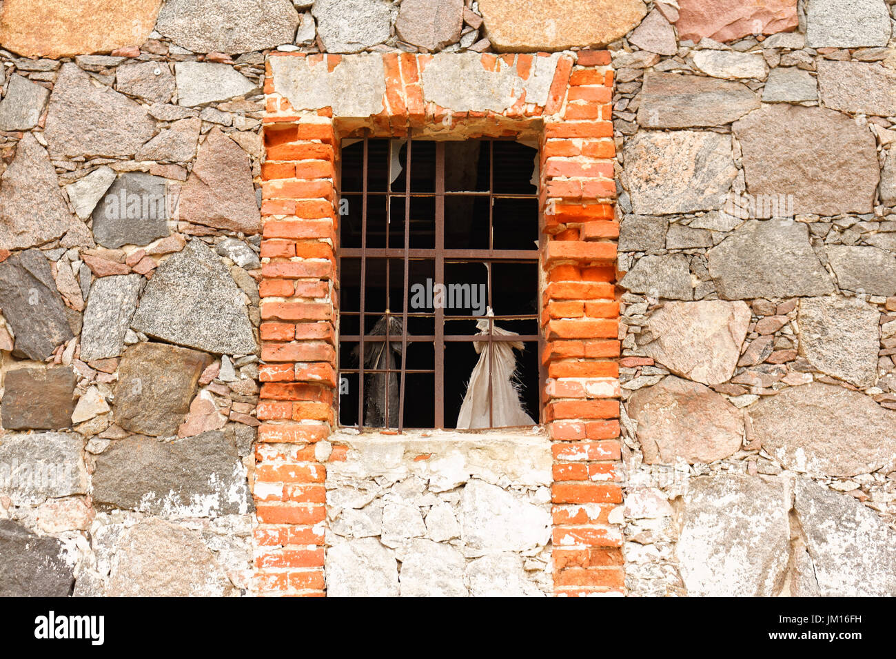 Red brick stone windows hi-res stock photography and images - Alamy