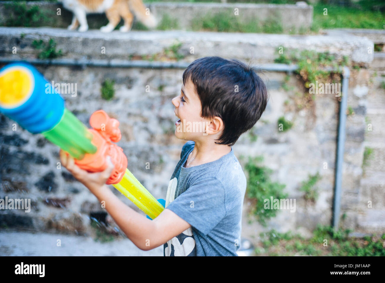 Kids play with water guns Stock Photo - Alamy