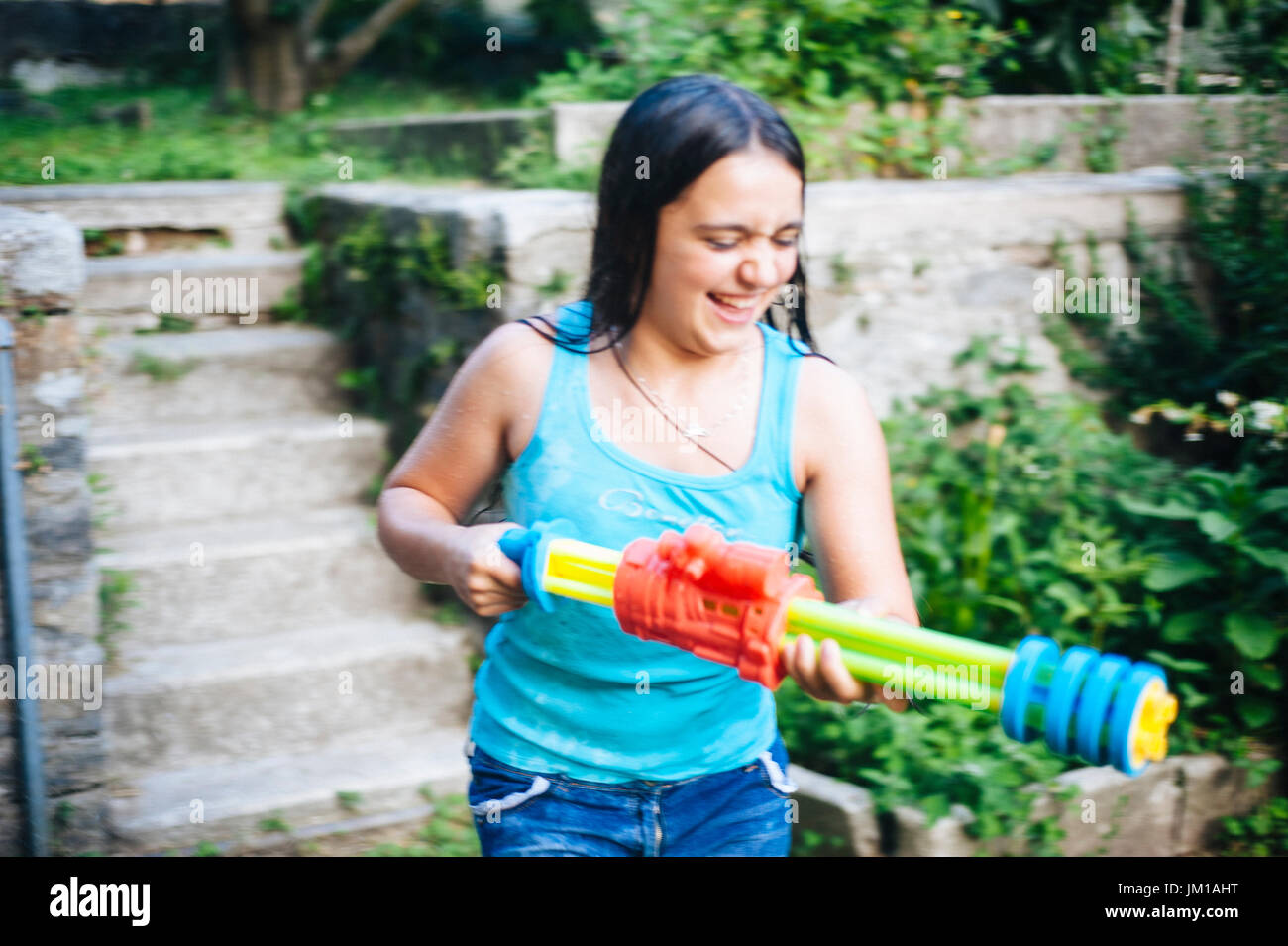 Kids play with water guns Stock Photo - Alamy