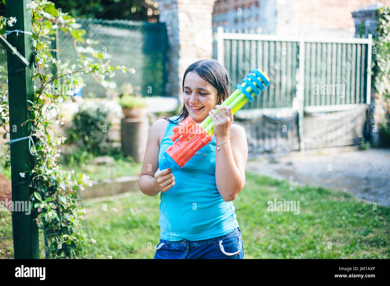 Kids play with water guns Stock Photo - Alamy