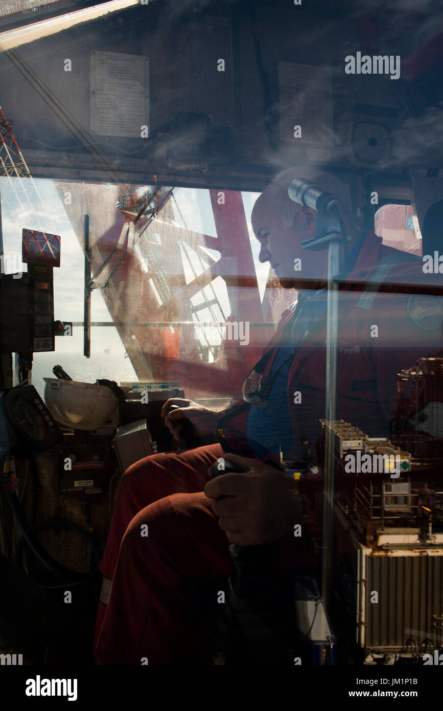 Crane operations hi-res stock photography and images - Alamy
