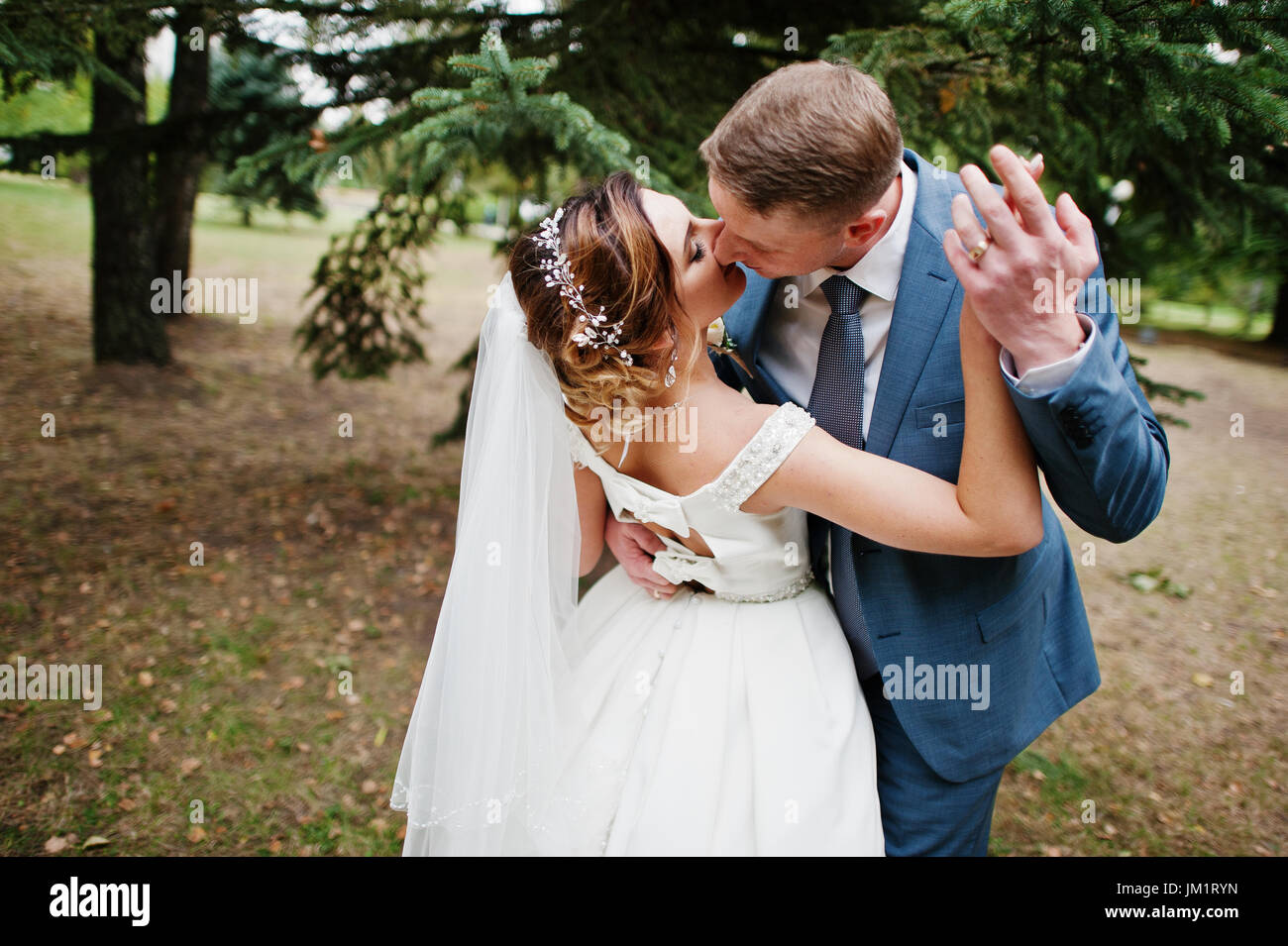 Couple kissing in alley hi-res stock photography and images - Alamy
