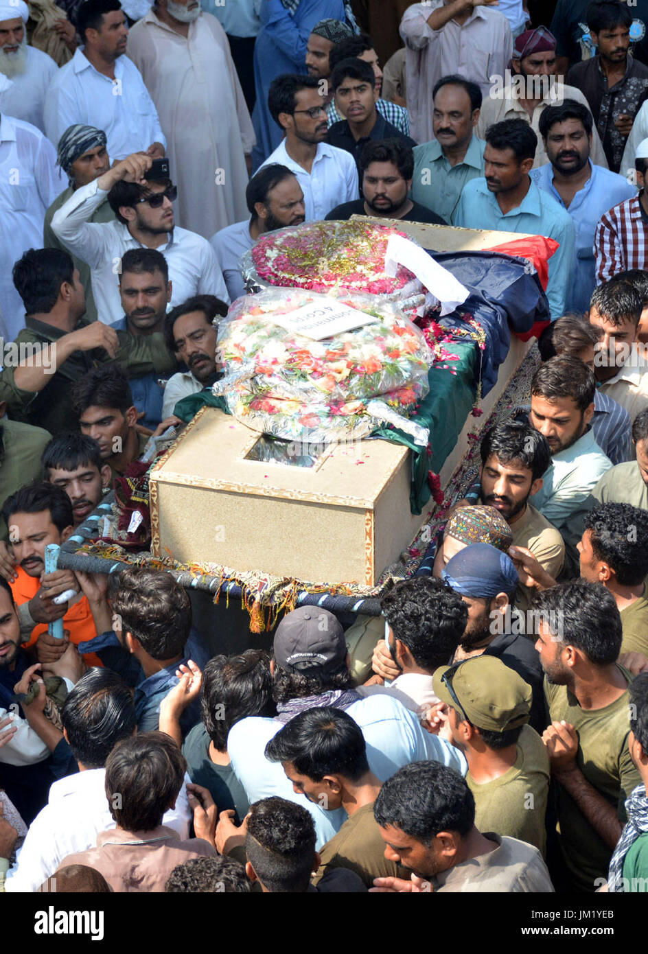 Lahore, Pakistan's Lahore. 25th July, 2017. Pakistani people carry a ...