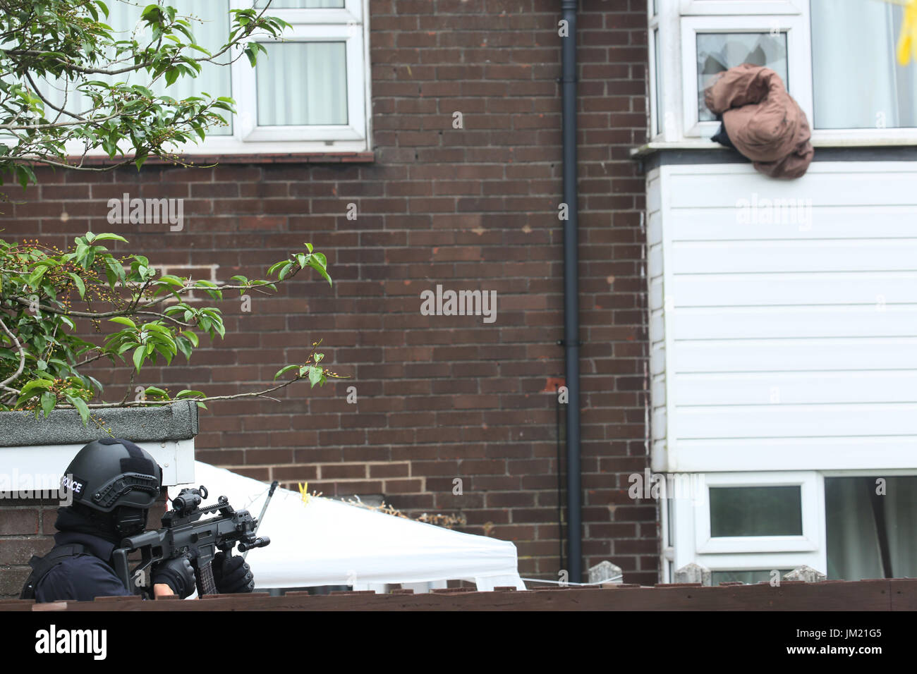 Shaw, Greater Manchester, UK. 25th July, 2017. An armed Police Officer ...