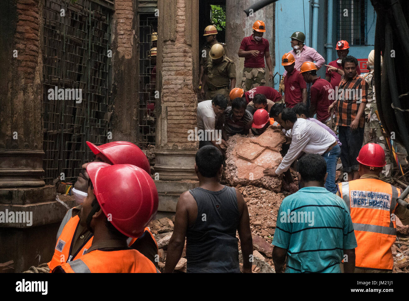 Rescue collapsed building hi-res stock photography and images - Alamy