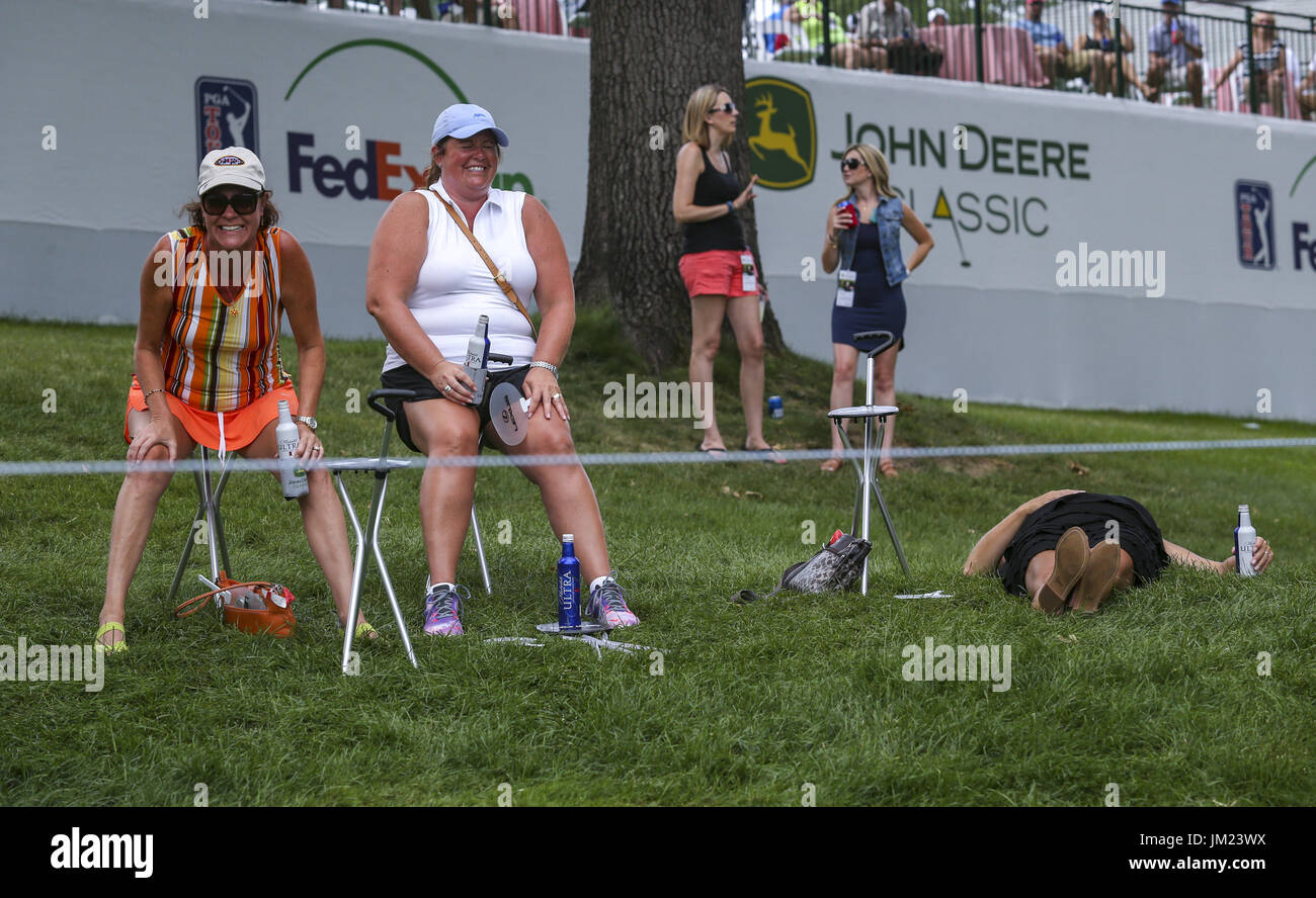 Silvis, Iowa, USA. 16th July, 2017. Dana Dansberger of Moline, left ...