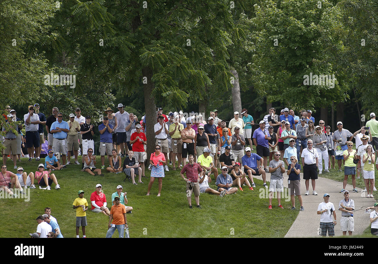Silvis, Iowa, USA. 14th July, 2017. Golf fans watch Iowan Zach Johnson ...