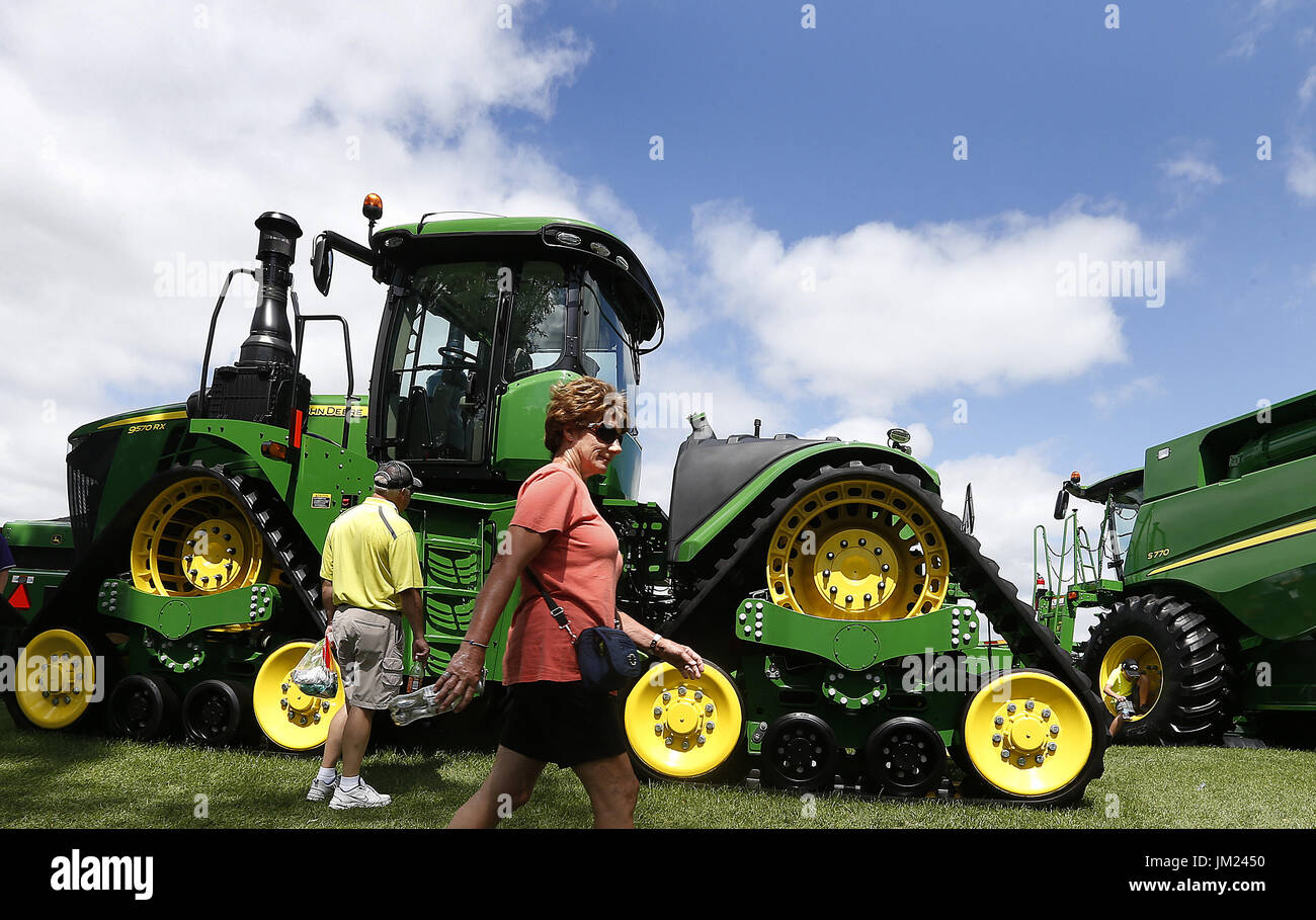 Silvis, Iowa, USA. 14th July, 2017. A John Deere 9RX Series tractor is ...
