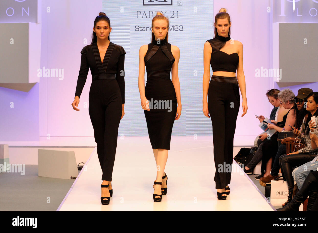 Fashion shows hi-res stock photography and images - Alamy