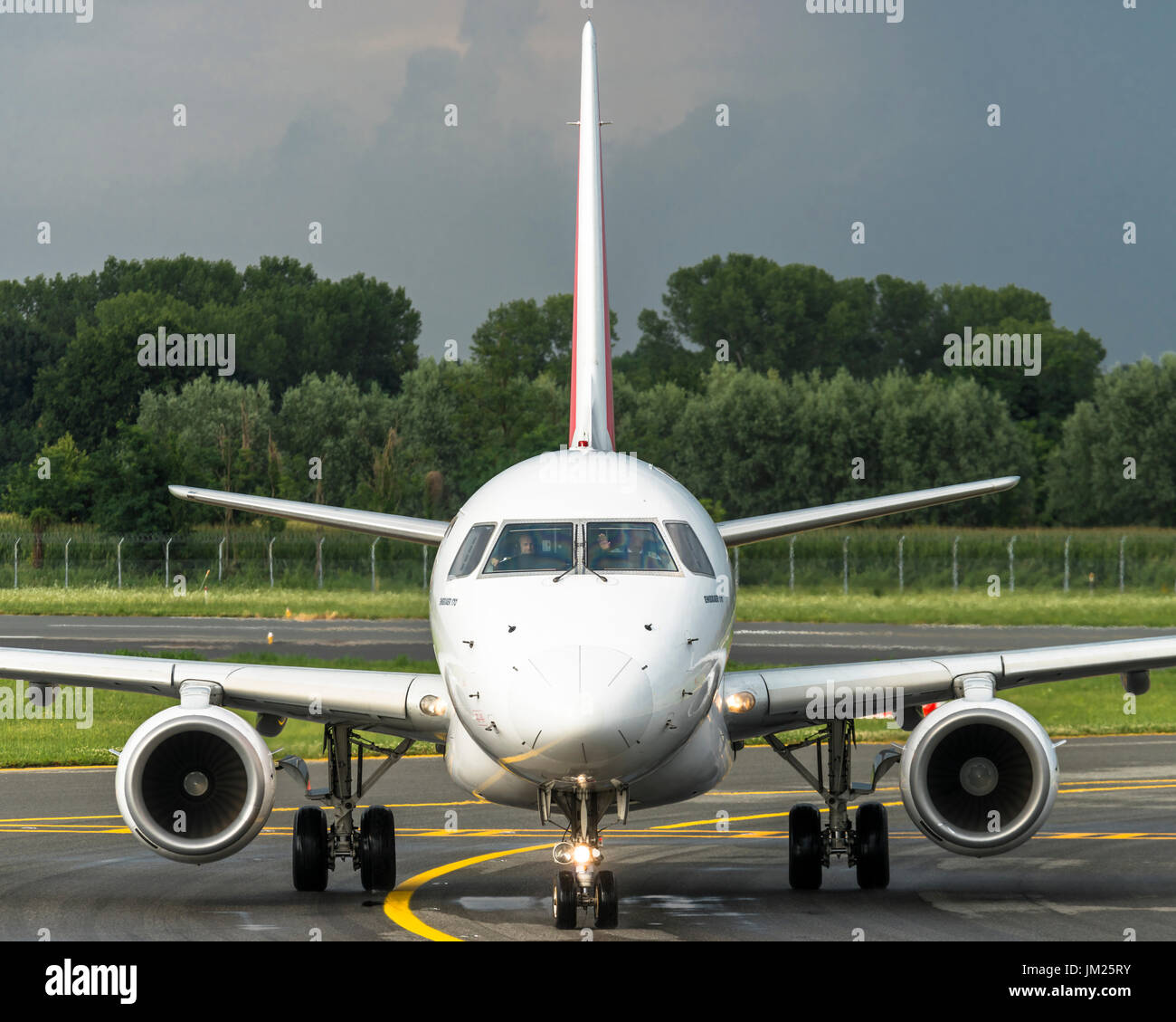 Embraer e145 hi-res stock photography and images - Alamy