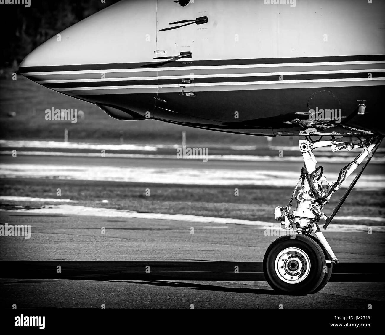 Light aircraft taxiing take hi-res stock photography and images - Alamy