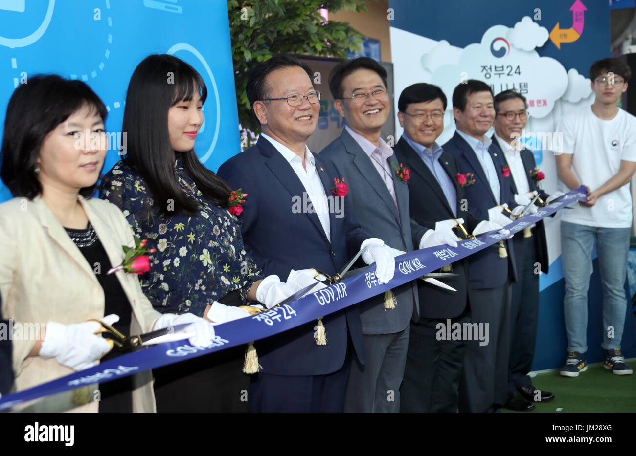 New gov't portal opens Interior Minister Kim Boo-kyum (3rd from L) and ...