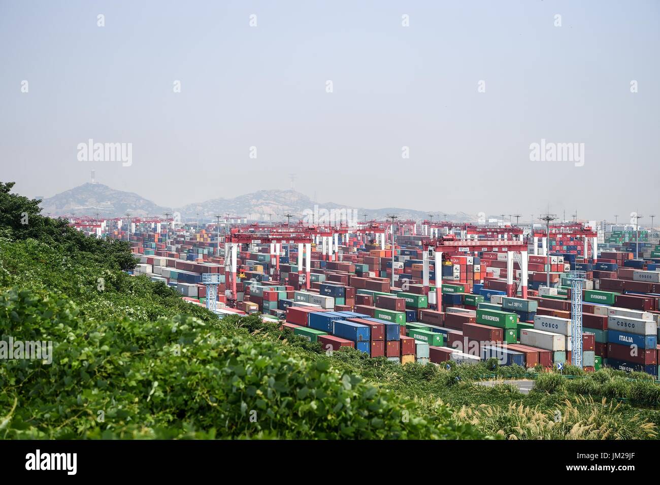 China shipping containers shanghai hi-res stock photography and images ...