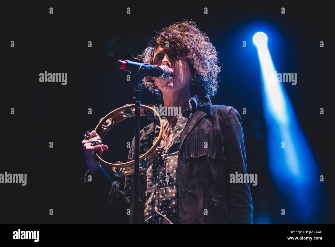 Portrait female singer live performance hi-res stock photography and ...