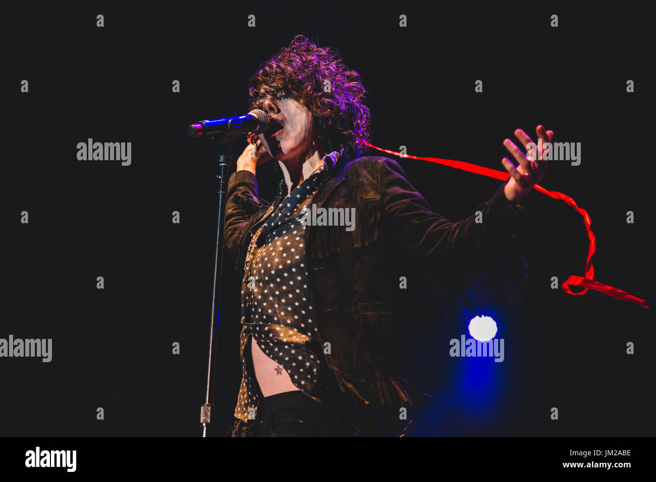 Portrait female singer live performance hi-res stock photography and ...