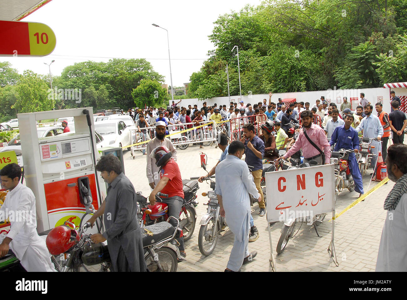 Islamabad, Pakistan. 26th July, 2017. Pakistani people queue for fuel ...