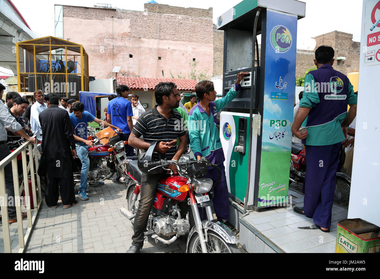 Rawalpindi, Pakistan. 26th July, 2017. An employee fills the tank of a ...